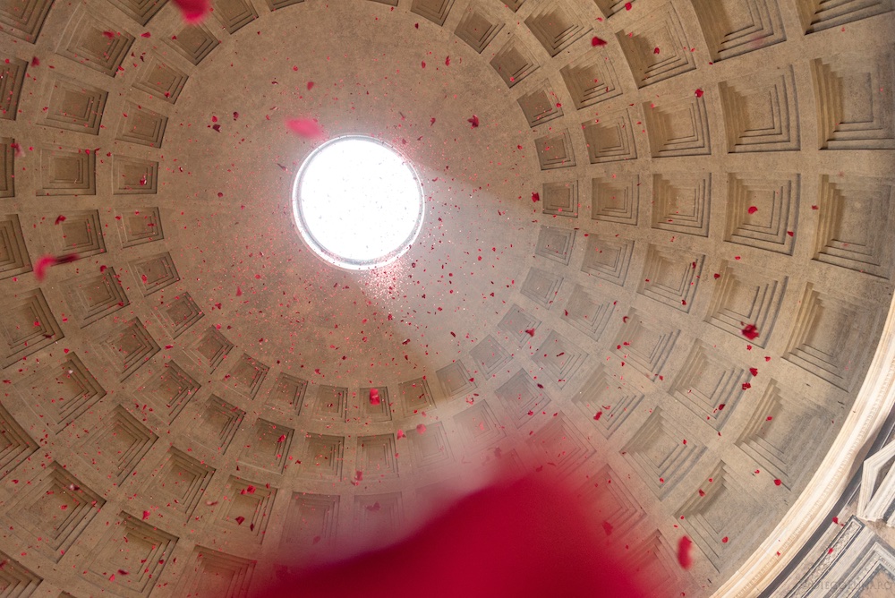 Piovono rose dal cielo (del Pantheon) – a Roma e dintorni